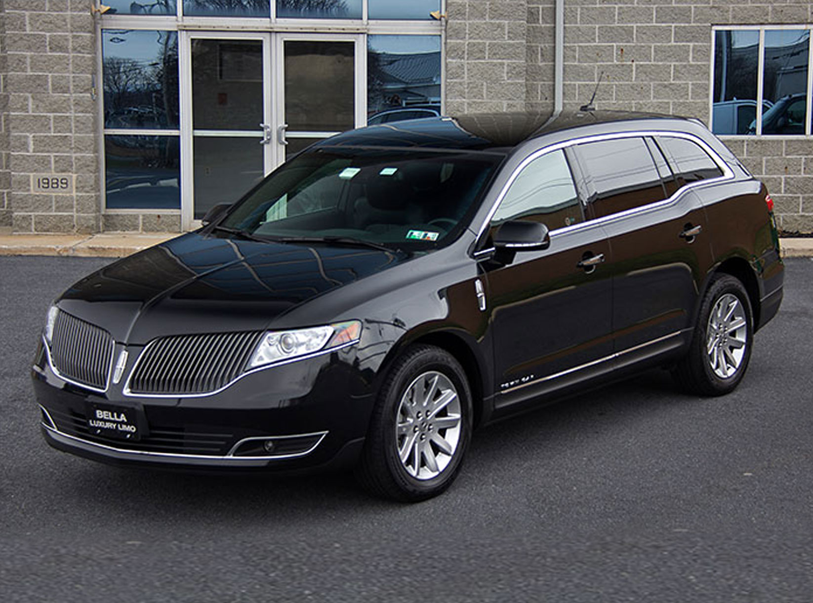 Luxury Sedans | Bella Luxury Limousine | Your Ride is Ready